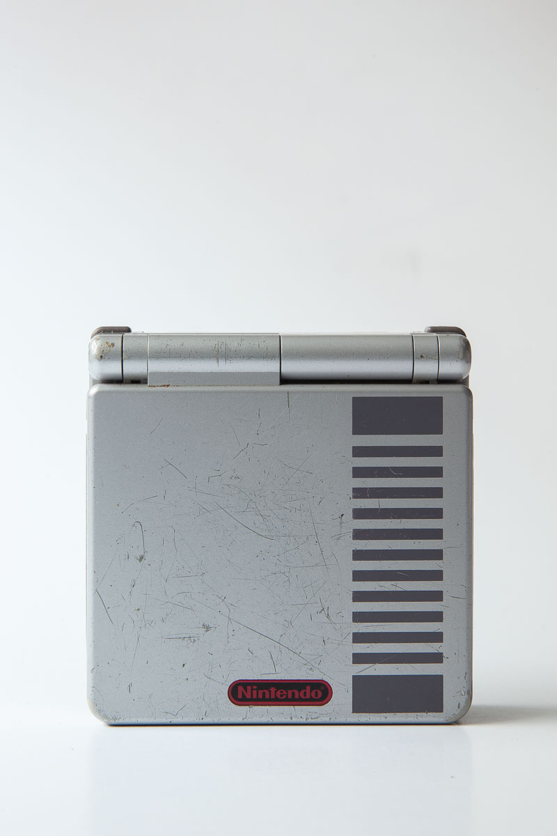 Gameboy Advance SP 001 NES Edition inkl. oplader – Nintendopusheren