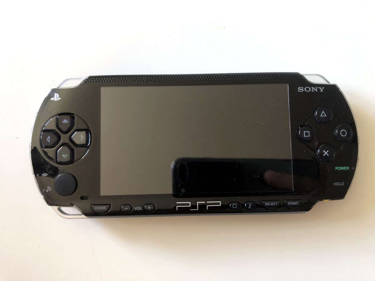 PSP 1004 G1 Giga Pack inkl. oplader og diverse udstyr. (konsol i ...